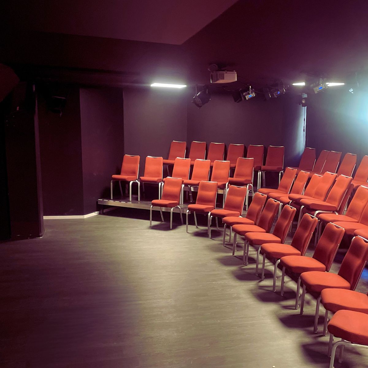 Improvisationsteater - Kurser, föreställningar och företagsevent.